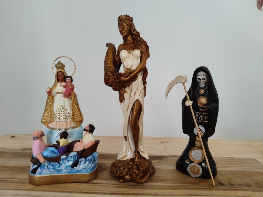Figuras, cajas, tarot y péndulos - Tienda Nudo de Brujas, esotérica ...
